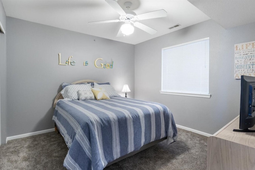The Lookout - Top Floor Panoramic Views! - Osage Beach, MO