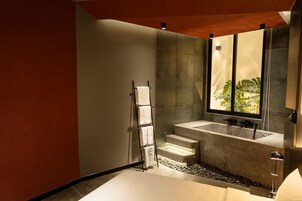 Kin Inspired 2 Skylight View | Frigobar (abastecido com alguns itens grátis), escrivaninha
