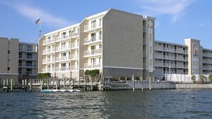 Hotel com vários andares e varandas, situado perto da orla marítima.