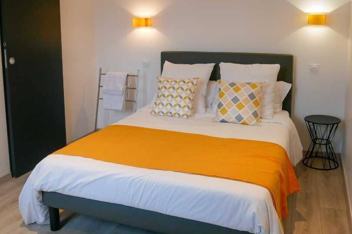 Quarto Clássico com Cama de Casal | Secretária, secretária adequada para computadores portáteis 