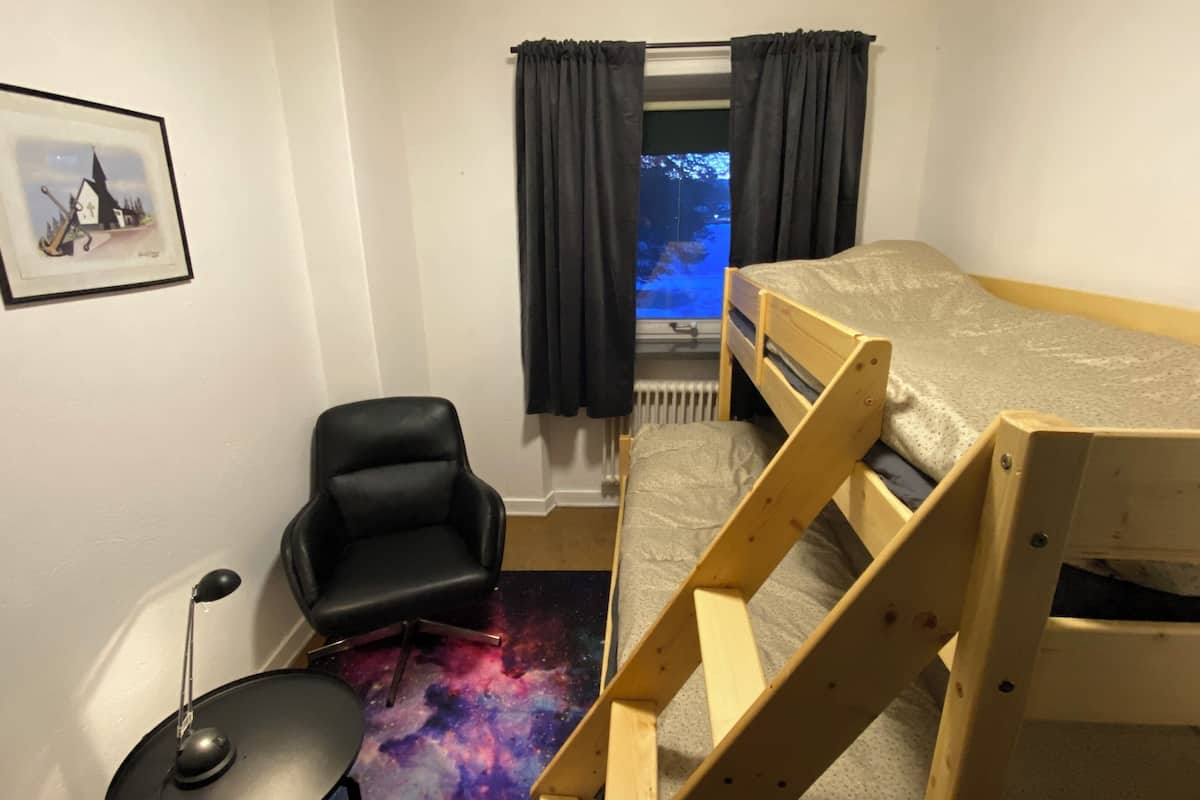 Quarto Triplo Básico | Com mobília individualizada, quartos insonorizados, Wi-fi grátis