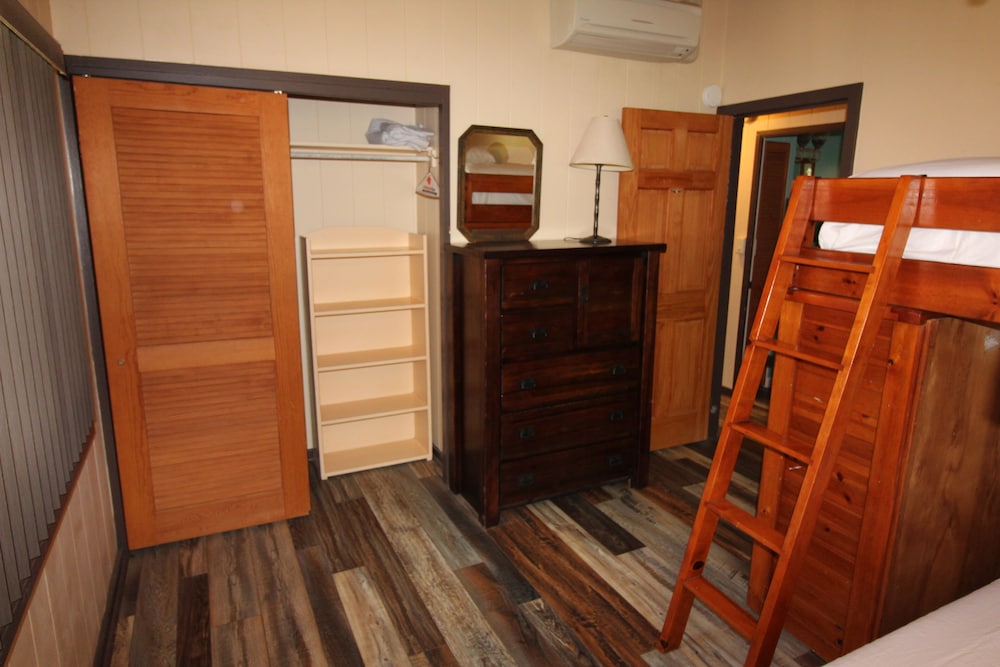 Close To Kailua Beach-ac's-renovated/upgraded-fenced Backyard-patio-laundry - Honolulu, HI