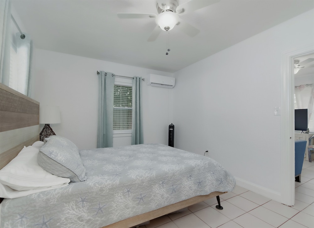 Cozy Cottage Downtown + Near Waterfront - Clearwater, FL