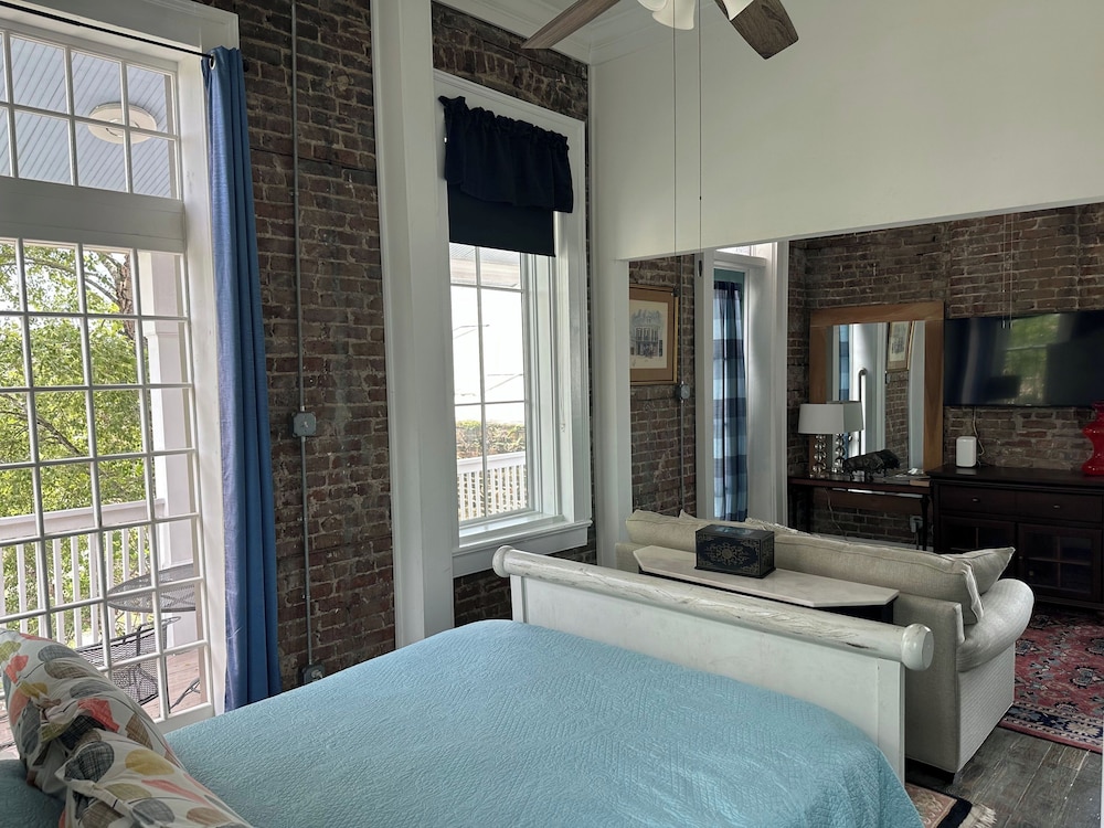 Heart Of Downtown W Balcony By Dauphin St; Walk To Restaurants & Shops Sleeps 6! - Mobile, AL