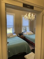 Suíte panorâmica, 2 quartos, para não fumantes, banheiro compartilhado | Individualmente decorados, individualmente mobiliados, cortinas blackout