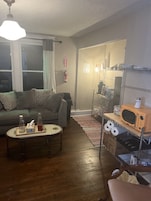 Televisor LED de 32 polegadas com canais digitais, colunas inteligentes