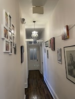 Quarto galeria, 2 camas Queen, para não fumantes, banheiro compartilhado | Área de estar | TV LED 32 polegadas com canais digitais, smart speakers