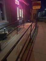 Fachada da propriedade à noite