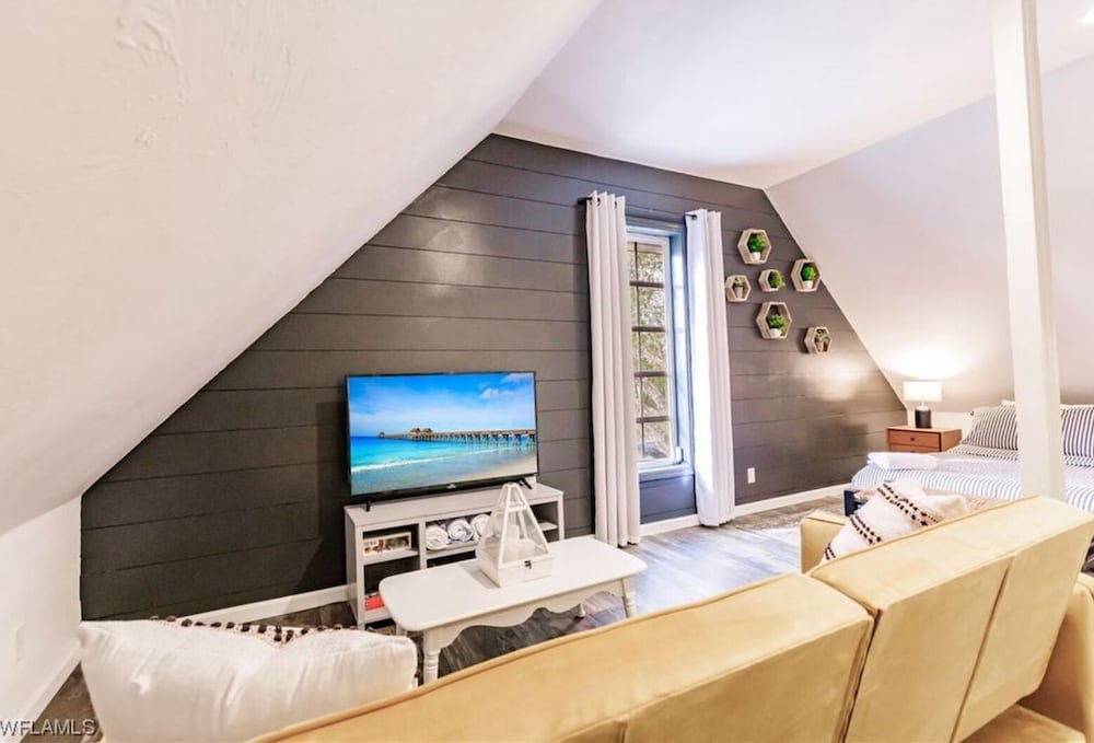 Beach, Dining Nearby, Close To Airports. Book Now! - Fort Myers, FL