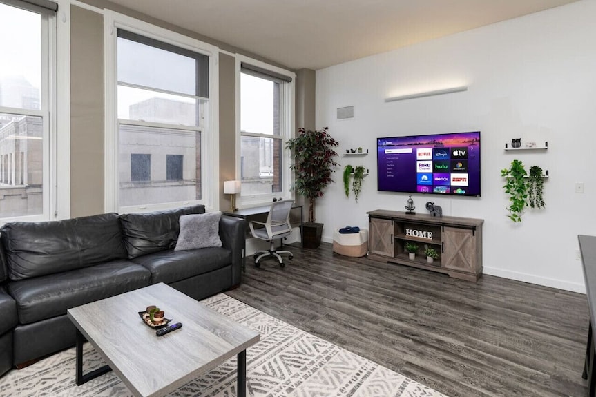 City Oasis 2br W/ Skyline Views - Ankeny, IA