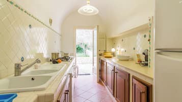 Casa standard, vários quartos (Villa Nice Sea View) | Cozinha privada | Geladeira, fogão, cooktop, lava-louças