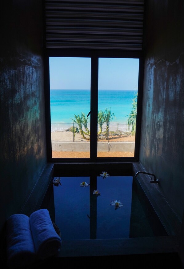 Suite-Estúdio de Luxo, 1 cama king-size, vista para o oceano, junto ao mar | Casa de banho | Uma combinação polibã/banheira, um chuveiro fixo, um secador de cabelo