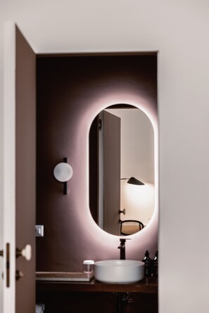 Quarto Design | Casa de banho | Produtos de higiene exclusivos, um secador de cabelo, roupões, chinelos 