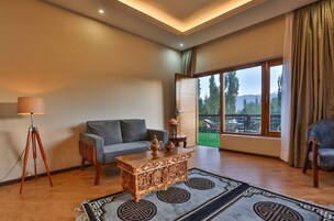 Suite Presidencial | Sala de estar | Smart TV de 43 polegadas com canais via satélite, livros 