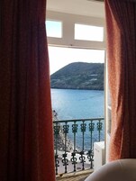 1 quarto, escrivaninha, espaço de trabalho para notebook