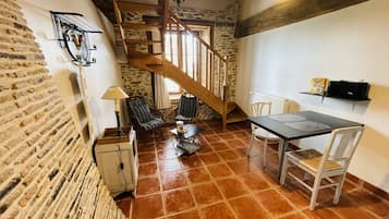 Apartamento, 1 quarto | Sala de estar | Televisor de 24 cm com canais digitais