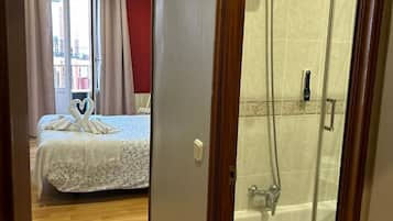 Quarto casal, banheiro privativo | Wi-Fi de cortesia, roupa de cama