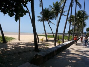 Na praia, areia branca, 18 bares na praia