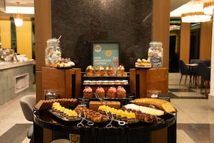 Café da manhã com buffet todos os dias mediante uma taxa
