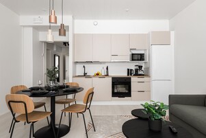 Apartamento Premier | Cozinha privada | Um frigorífico/congelador grande, um micro-ondas, um forno 