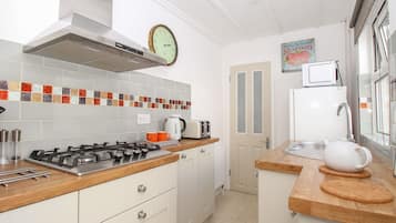 Geladeira, chaleira elétrica, torradeira