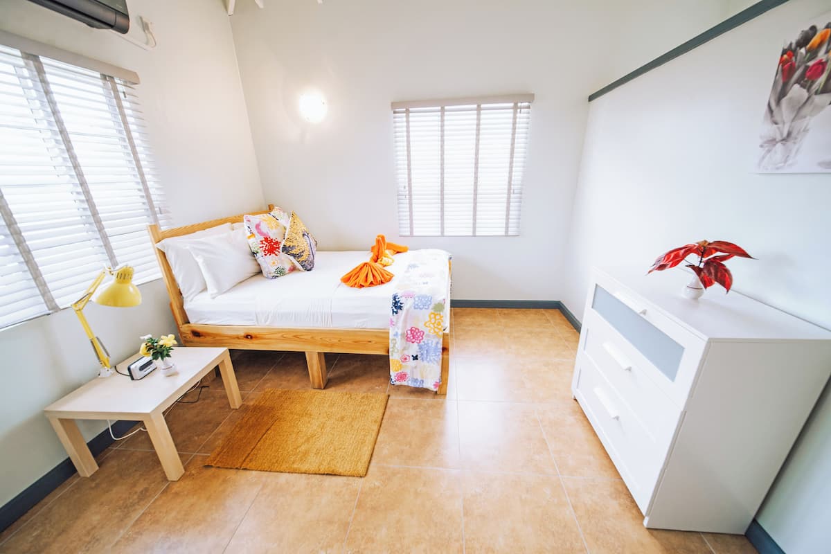 2 quartos, cofre no quarto, secretária