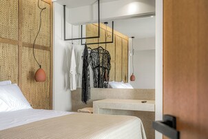 Executive One Bedroom Suite with Private Pool | Cofres nos quartos, individualmente mobiliados, escrivaninha