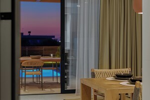 Executive One Bedroom Suite with Private Pool | Cofres nos quartos, individualmente mobiliados, escrivaninha