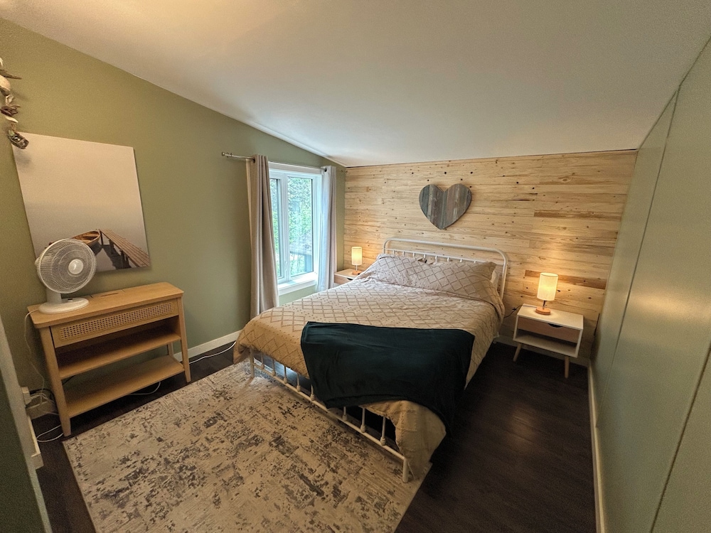 Cozy Cabin 250 Steps To The Beach. Family Sized And Puppy Friendly. Star-04394 - Sylvan Lake, AB