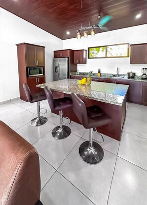 Casa, 3 quartos, piscina privativa | Cozinha privada | Um frigorífico/congelador grande, um micro-ondas, um forno 