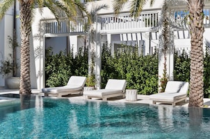 Piscina externa, guarda-sóis, espreguiçadeiras