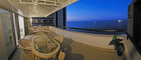 Apartamento superluxo | Opções para refeição ao ar livre