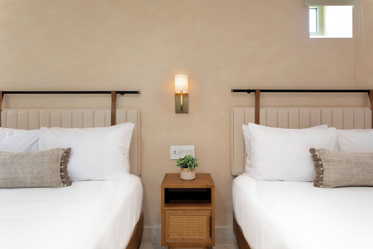 Quarto Deluxe, 2 camas de casal | Camas de colchão pillowtop, minibar, cofre com capacidade para portátil 