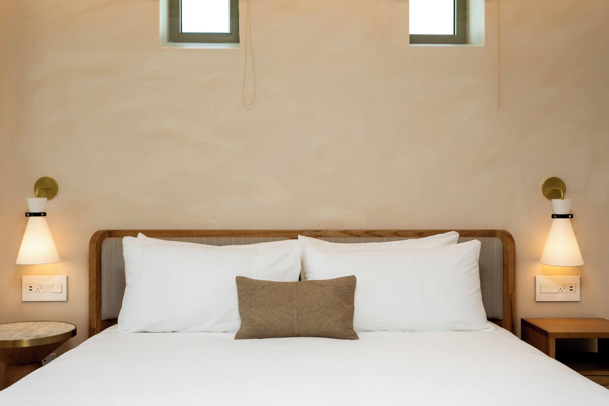 Quarto Deluxe, 1 cama king-size | Camas de colchão pillowtop, minibar, cofre com capacidade para portátil 