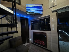 TV LED 42 polegadas com canais digitais, lareira, console de videogame