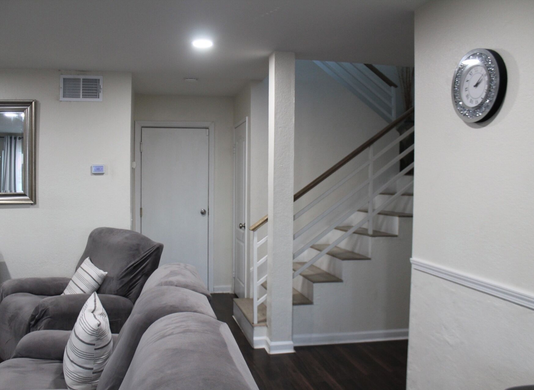 Spacious Home W/ Backyard Basketball + Laundry - Lancaster, CA