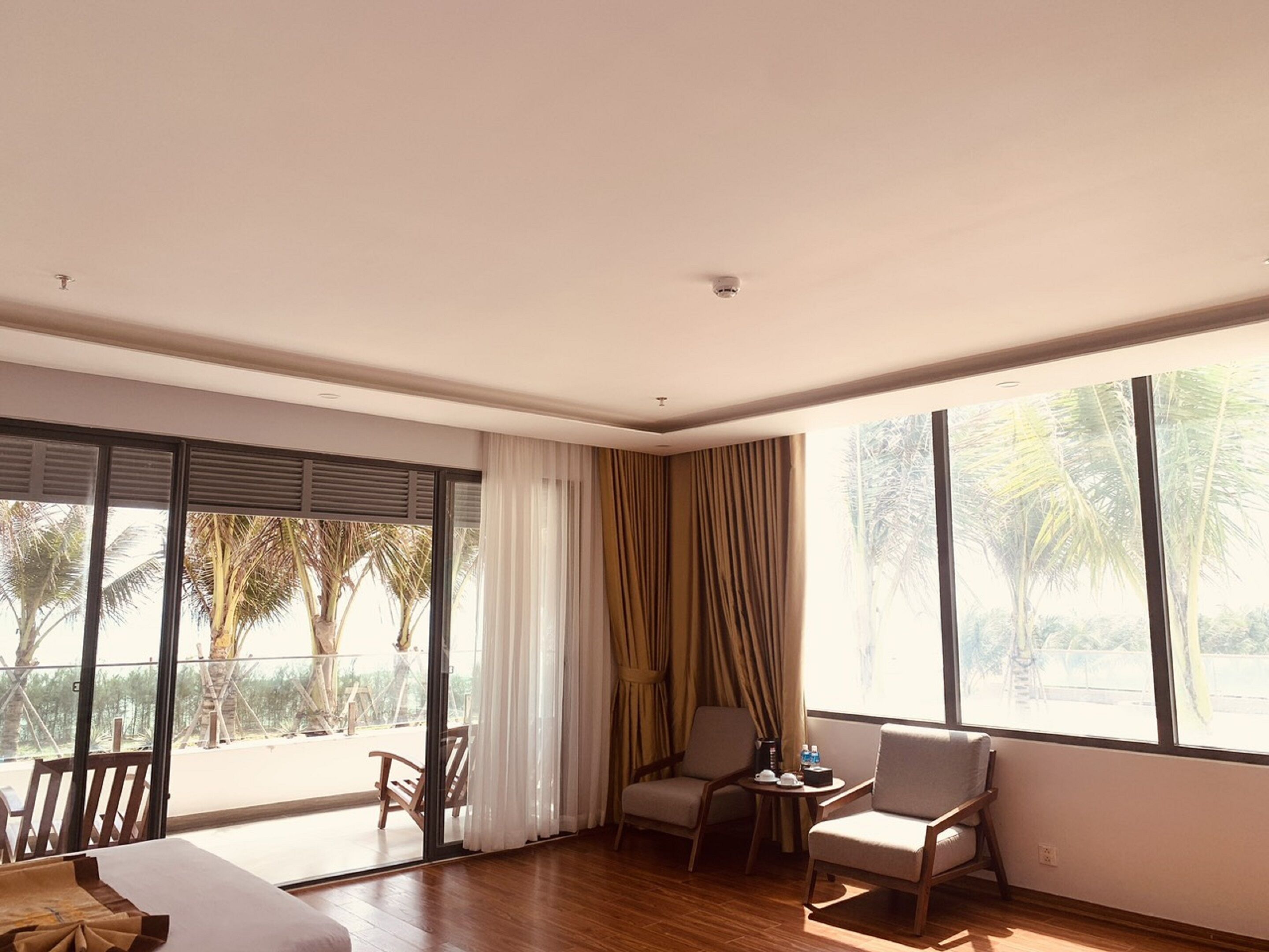 Quarto quádruplo luxo, 2 camas Queen, vista para o oceano | Frigobar, escrivaninha, Wi-Fi de cortesia, roupa de cama