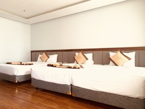 Quarto quádruplo luxo, 2 camas Queen, vista para o oceano | Frigobar, escrivaninha, Wi-Fi de cortesia, roupa de cama
