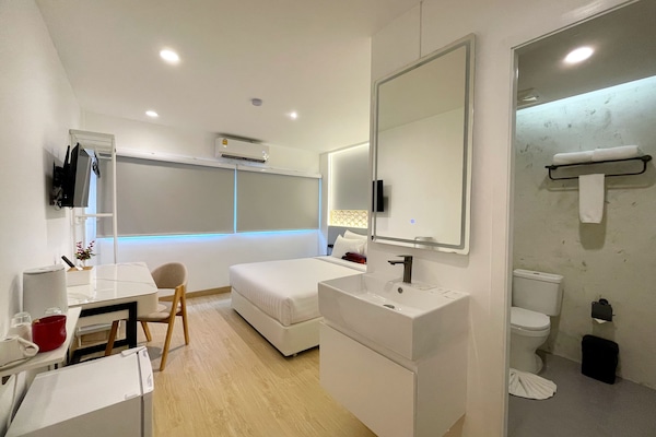 Quarto casal superior | Cofres nos quartos, escrivaninha, espaço de trabalho para notebook