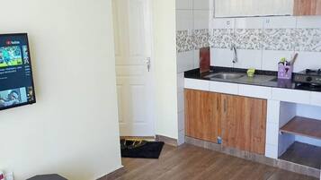 Apartamento urbano | Área de estar | Smart TV 24 polegadas com canais digitais