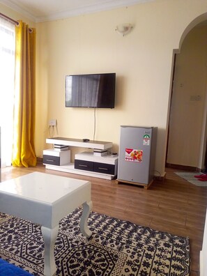 Apartamento Empresarial | Sala de estar | Smart TV de 24 polegadas com canais digitais 