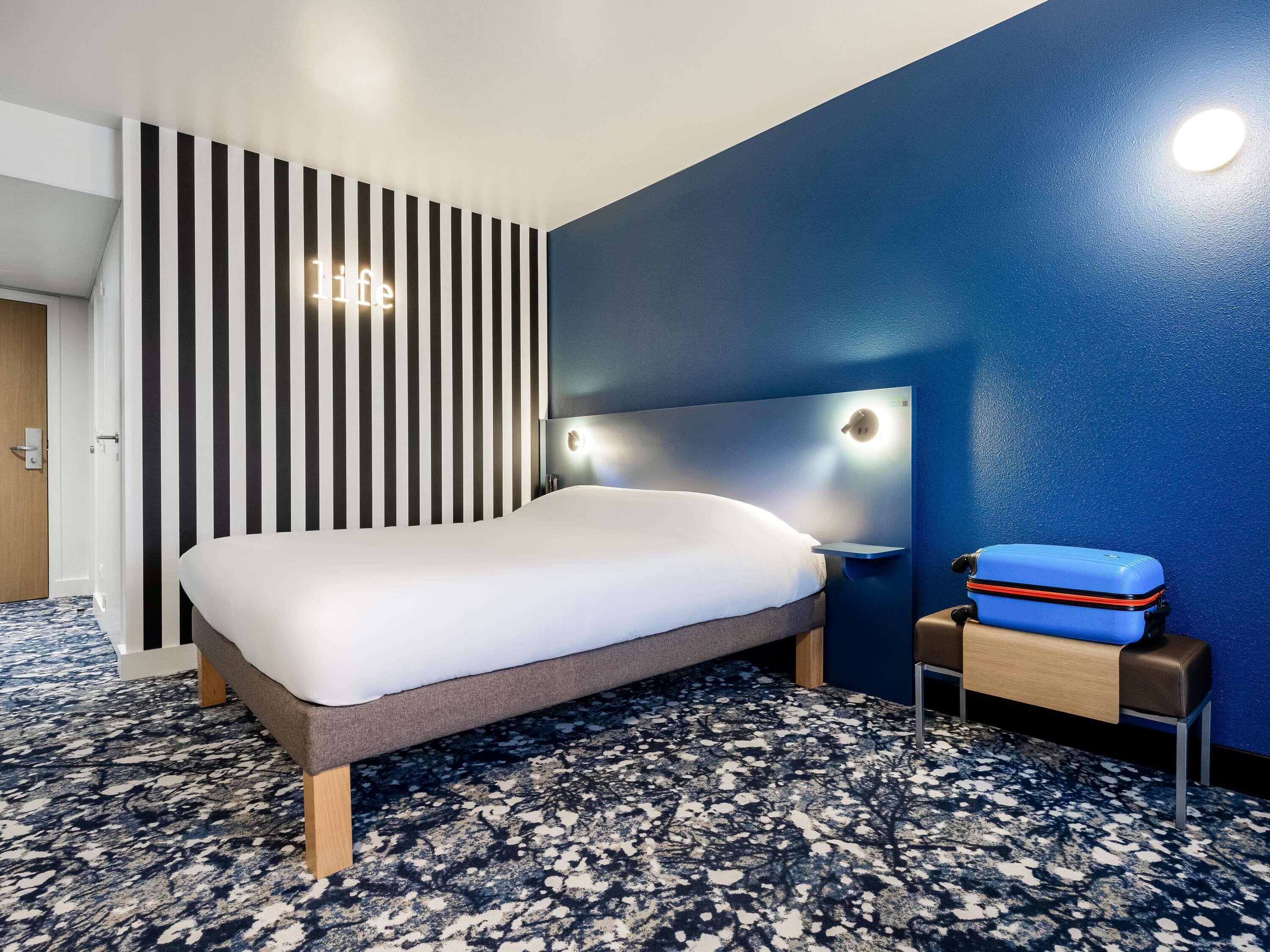 Quarto, 1 cama de casal | Secretária, cortinas/cortinados opacos, quartos insonorizados 
