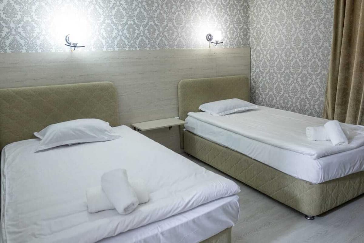 Quarto duplo standard | Escrivaninha, Wi-Fi de cortesia, roupa de cama