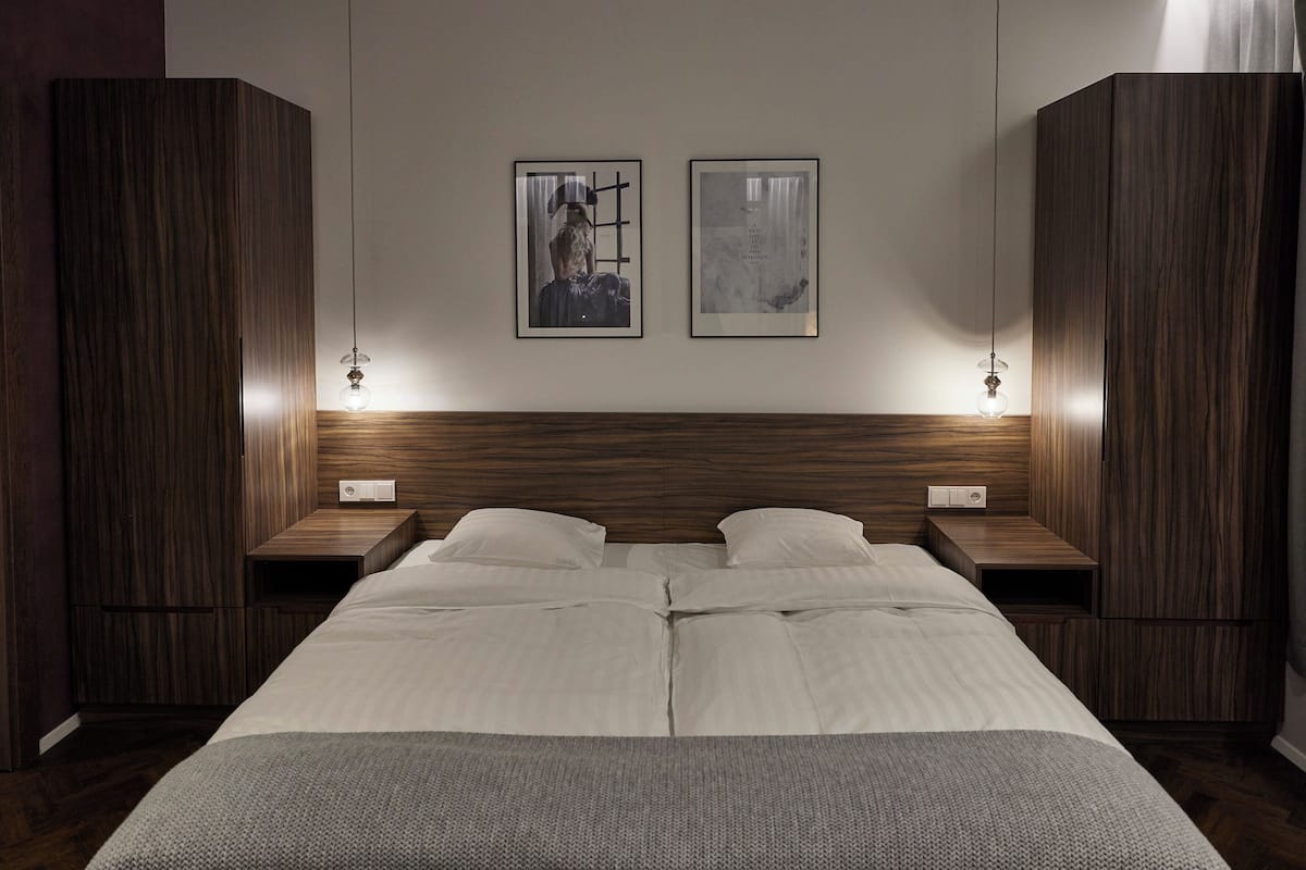 Quarto Executivo | Cofre no quarto, secretária
