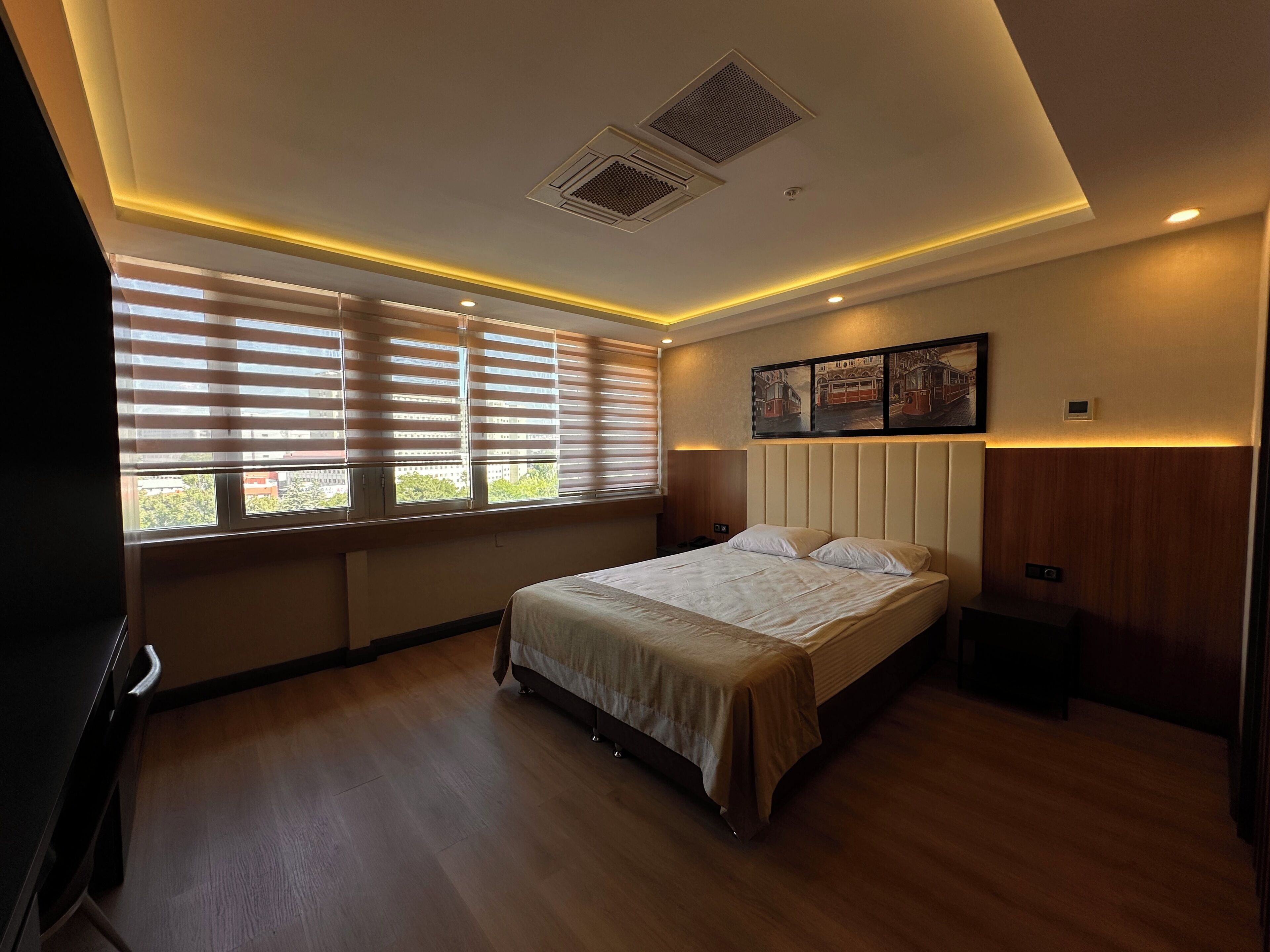 Suite-Estúdio Deluxe, 1 cama king-size e sofá-cama, Vista para a cidade | Camas de colchão viscoelástico, cortinas/cortinados opacos 