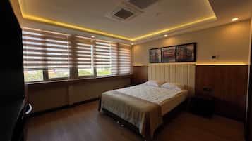 Suite-Estúdio Deluxe, 1 cama king-size e sofá-cama, Vista para a cidade | Camas de colchão viscoelástico, cortinas/cortinados opacos