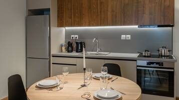 Apartamento luxo | Cozinha privada | Fogão, máquina de café expresso, chaleira elétrica, moedor de café