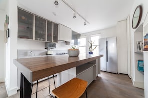 Apartamento | Cozinha privada | Geladeira, micro-ondas, fogão, cooktop