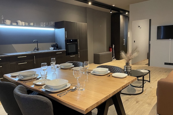 Apartamento Superior | Cozinha privada | Um frigorífico/congelador grande, um forno, uma placa de cozinha