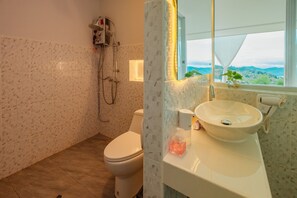 Quarto Deluxe | Casa de banho | Uma combinação polibã/banheira, uma banheira de hidromassagem 